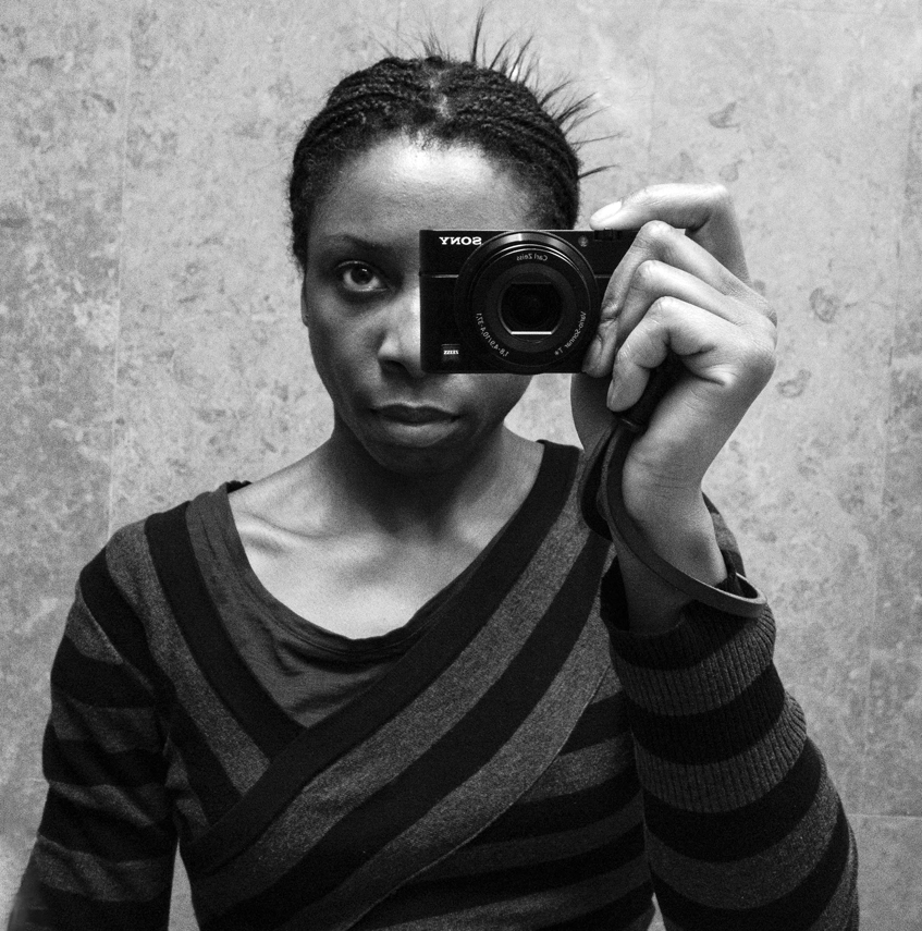 Bio - Learn About London Street & Urban Photographer - Linda Wisdom